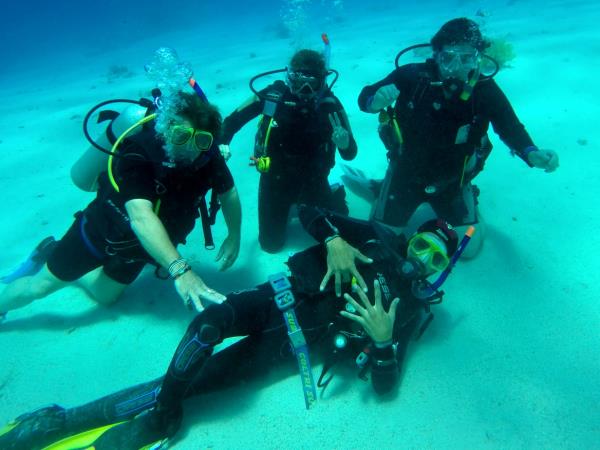 Family learn to scuba dive holidays. Helping Dreamers Do
